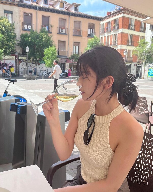 안유진, 눈부신 미소로 팬심 저격…감탄 나오는 미모